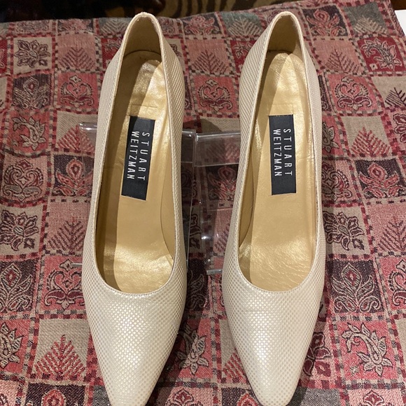 Stuart Weitzman | Shoes | Stuart Weitzman Gold Pump Size 8 Aa | Poshmark